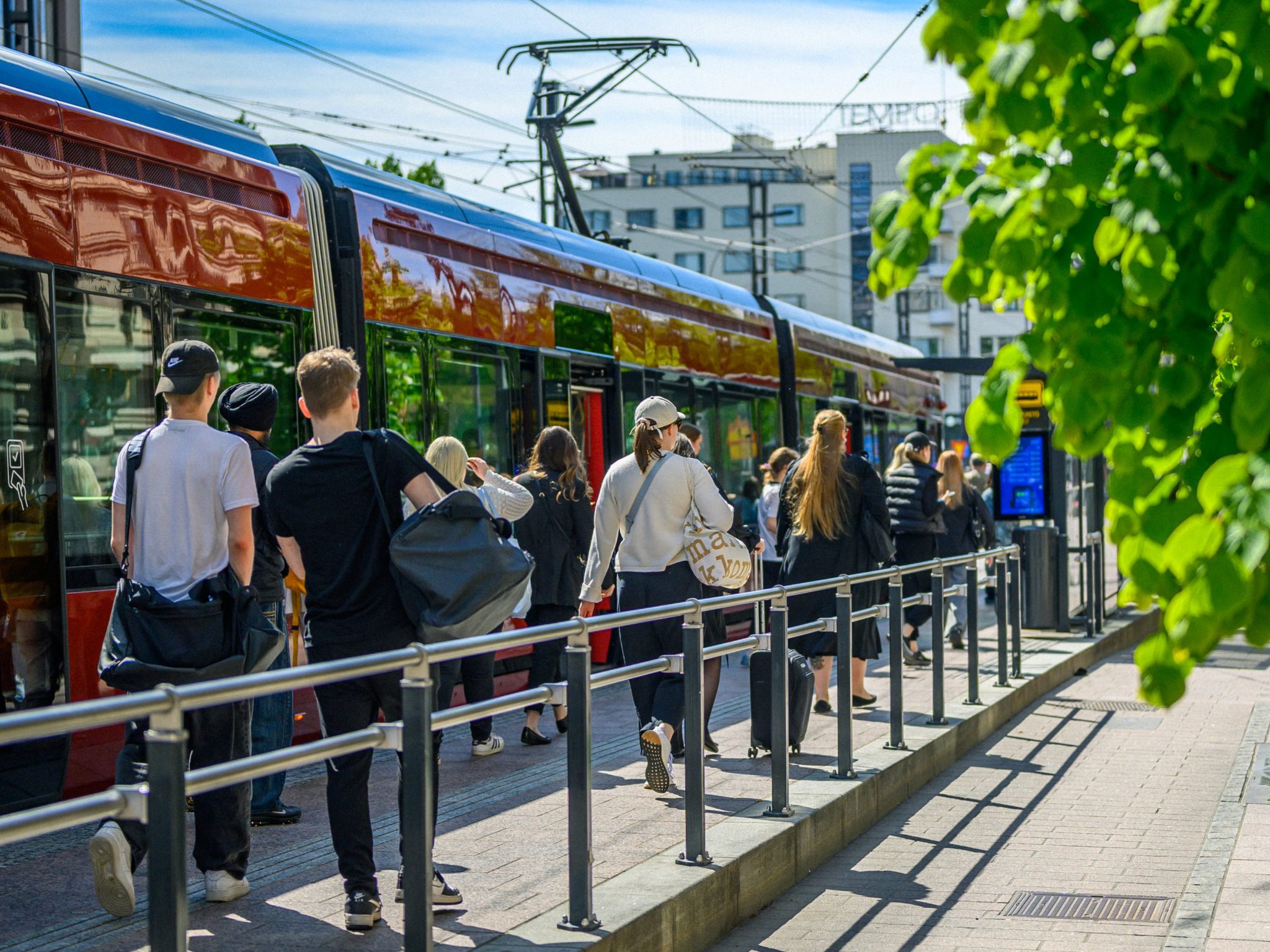 Tampereen raitiotien reilut 600 ammattilaista pitävät ratikan pyörät ...